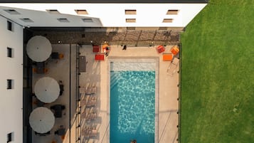 Piscina exterior sazonal