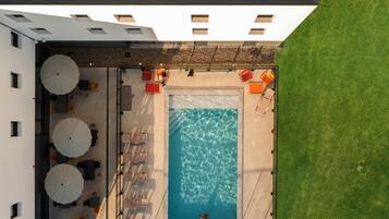 Piscina exterior sazonal