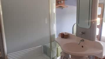 Quarto Triplo, várias camas | Casa de banho | Um polibã, artigos de higiene ecológicos, toalhas fornecidas, sabão