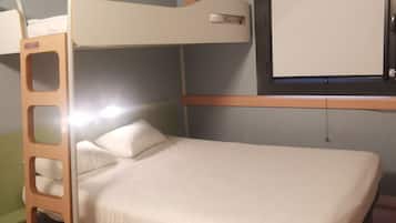 Quarto Triplo, várias camas | Secretária, cortinas/cortinados opacos, quartos insonorizados