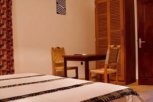 Quarto econômico | Escrivaninha, Wi-Fi de cortesia, roupa de cama