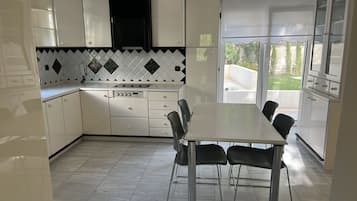 Casa | Cozinha privada | Um frigorífico, um micro-ondas, um forno, uma placa de cozinha