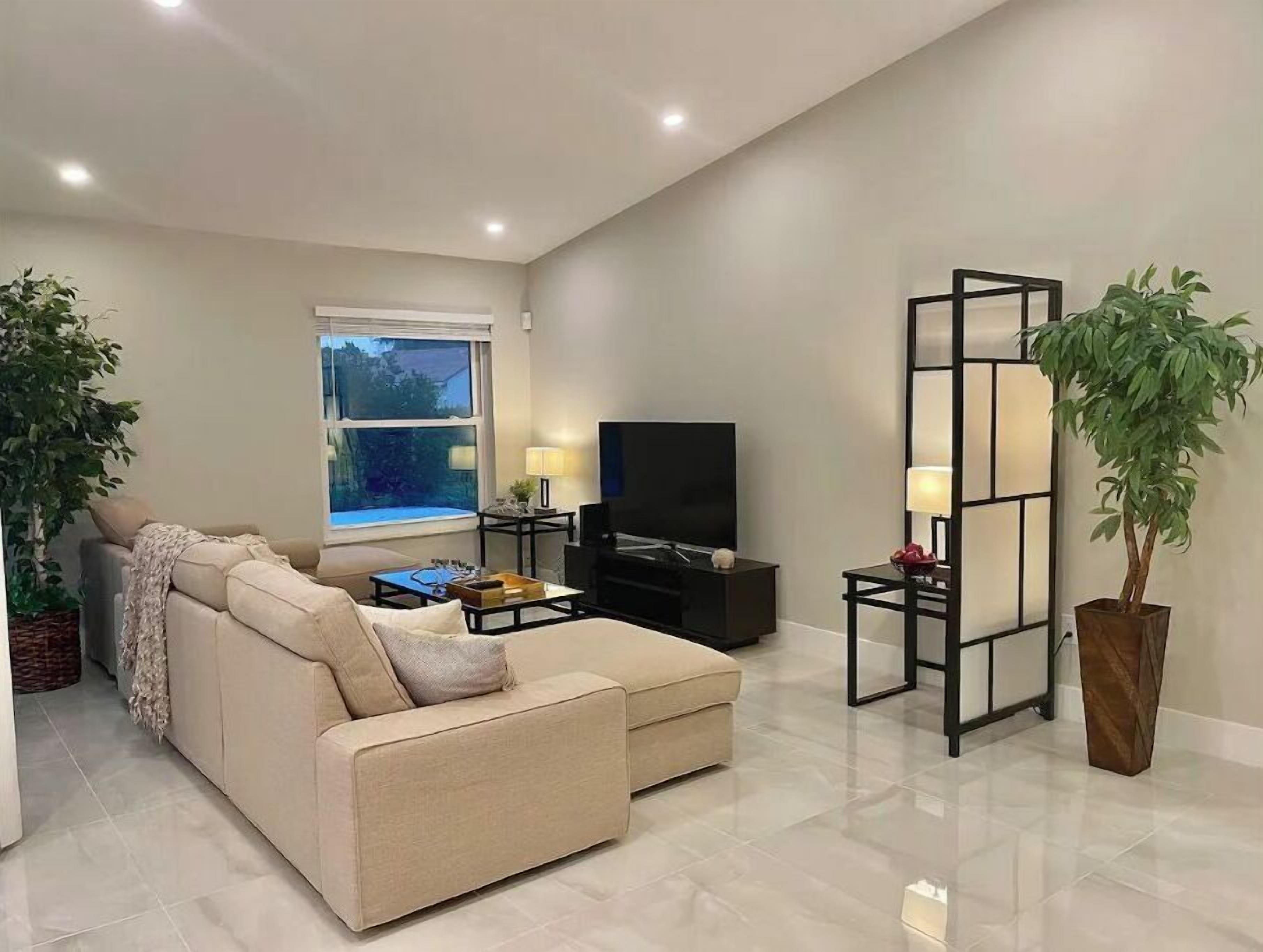 Elegant Pool Home In Prime Equestrian Area - Royal Palm Beach, FL