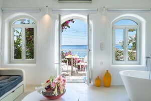 Suíte superior, sacada, vista para o mar | Área de estar | TV de tela plana 32 polegadas com canais via satélite, TV