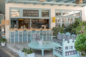 Café da manhã, almoço e jantar; culinária grega, vistas para a praia 