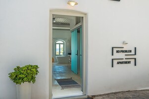 Suite Superior, varanda, vista para o mar | Secretária, secretária adequada para computadores portáteis 