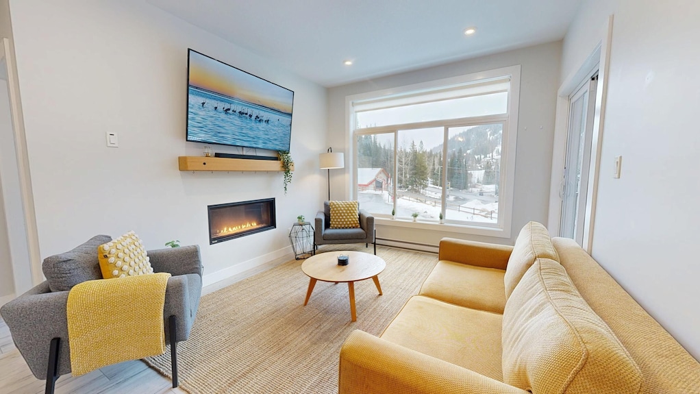 The Alpine Rooms, Ski-in/out, 2bd, Private Hot Tub - Sun Peaks