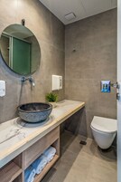 Um polibã, um chuveiro fixo, artigos de higiene pessoal grátis 