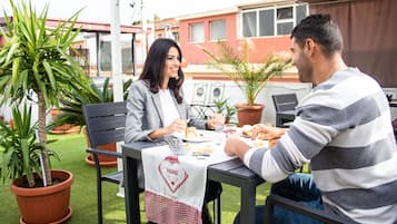 Café da manhã completo grátis todos os dias