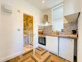 Estúdio luxo | Cozinha privada | Geladeira, micro-ondas em uma área comum, fogão, cooktop