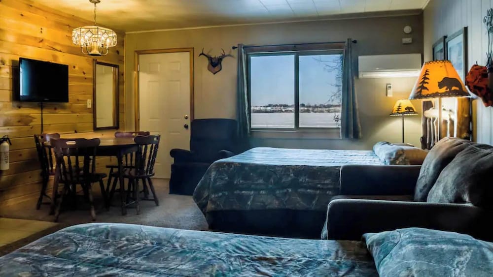 Enjoy Lakeside Relaxation In Room 11 - The Hunting Lodge - Curriers Lakeview - Wisconsin