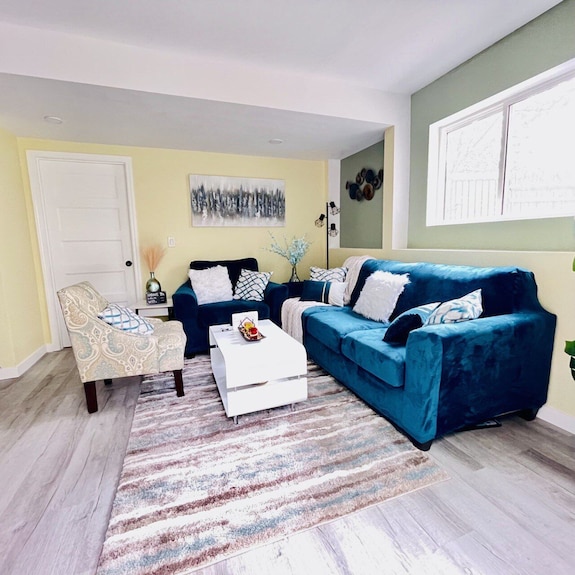 Cheerfull 2 Bedroom Basement Apartment - Aurora, CO