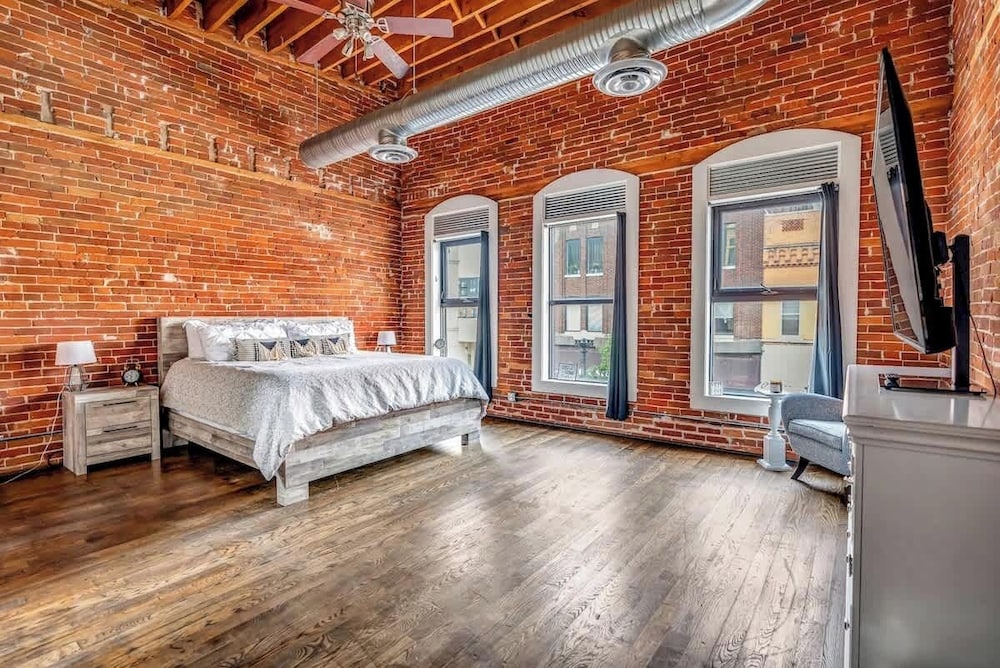 Spacious Downtown La Crosse Retreat - La Crosse, WI