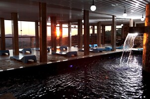 2 piscinas externas, funciona das meio-dia às 20h, guarda-sóis