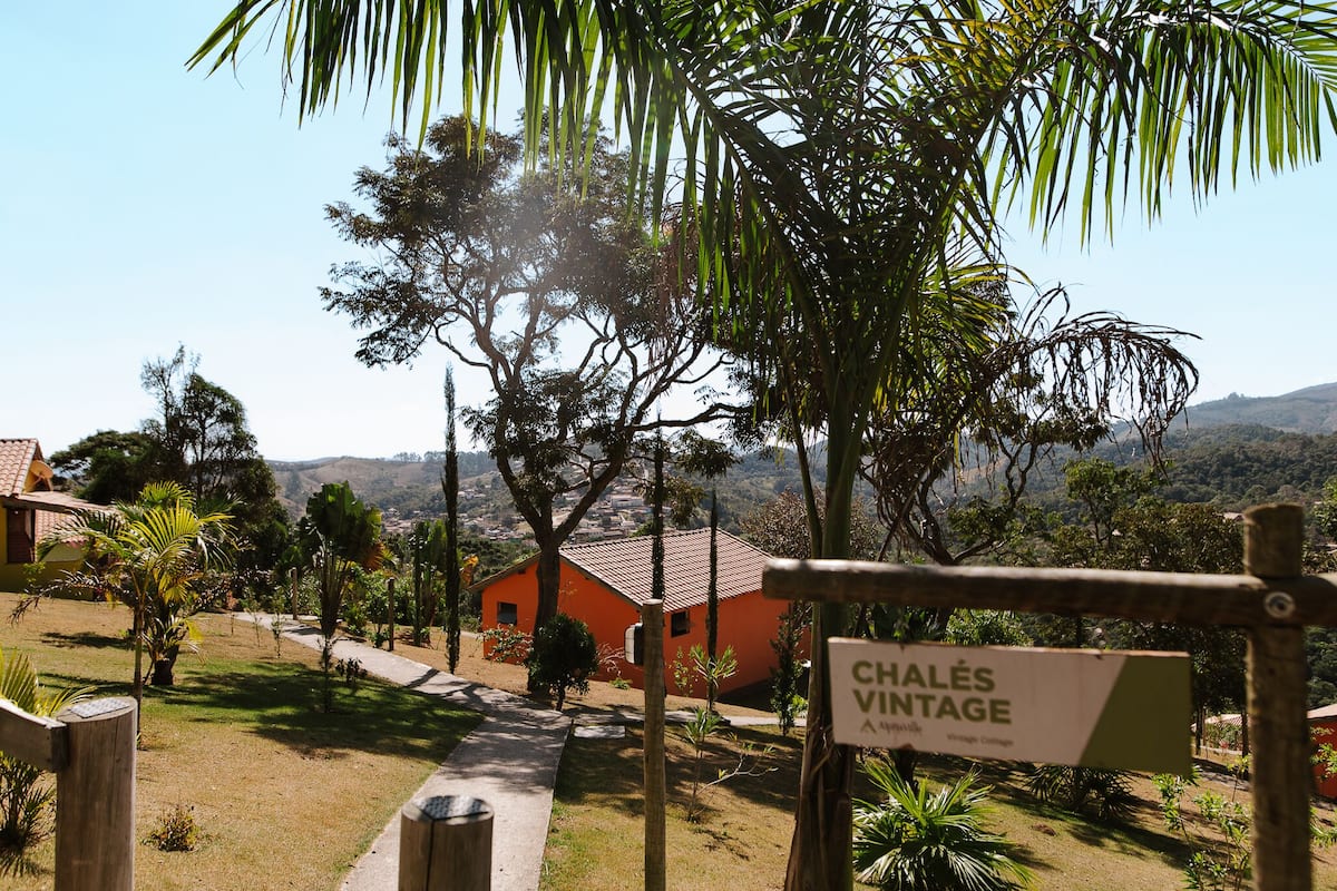 Chalé Vintage | Escrivaninha, roupa de cama