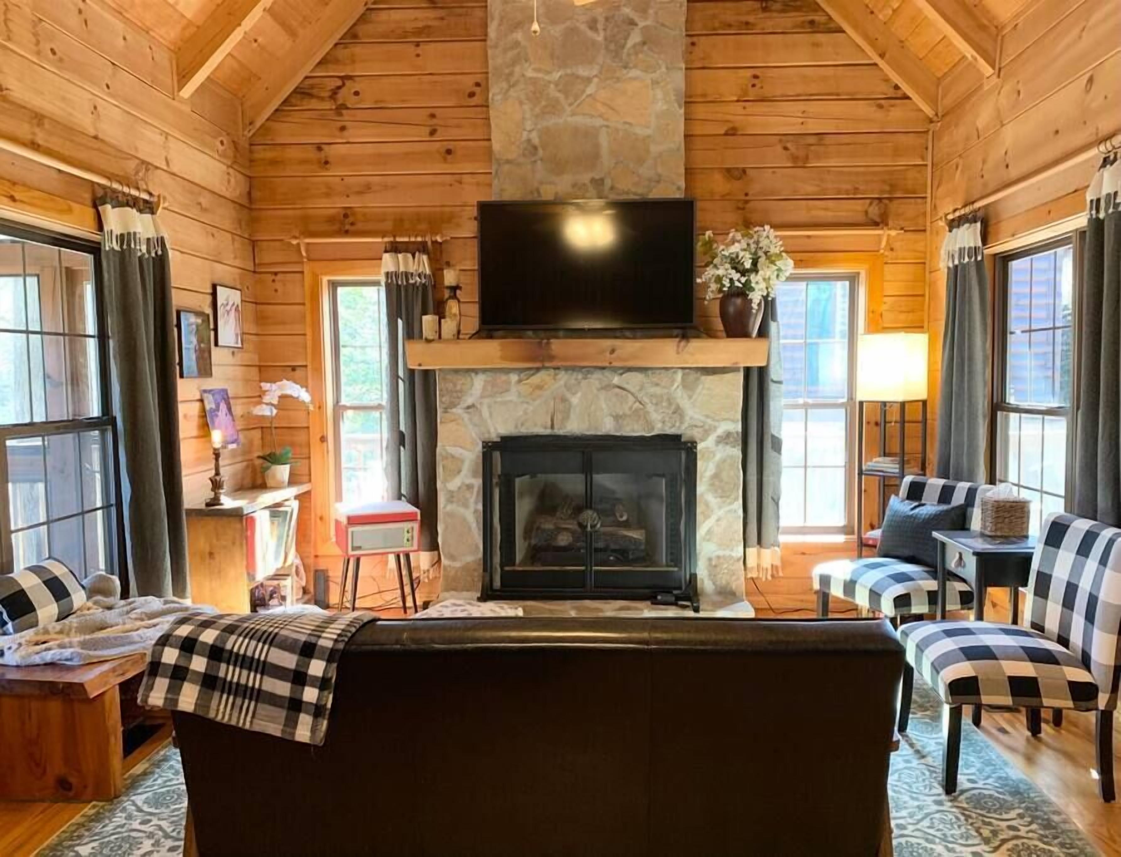 Luxury Creek Waters Cabin - Walk To Chimney Rock & Lake Lure - Lake Lure, NC