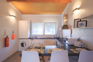 Minifrigorífico, um micro-ondas, um forno, uma placa de cozinha
