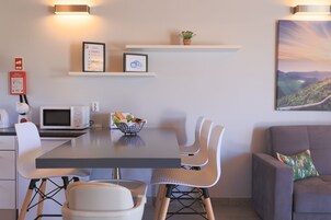 Minifrigorífico, um micro-ondas, um forno, uma placa de cozinha