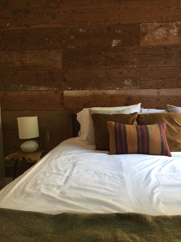 Location! Beautiful 2 Bed/ 2 Blocks From Historic District! - Fairview, TX