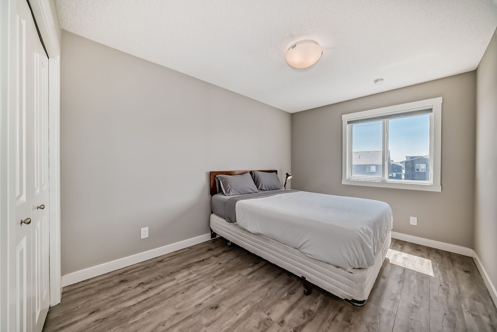 3bedroom+1 Southeast Calgary Pet Friendly Free Parking Wifi Sleeps 8 Fenced Yard - Calgary