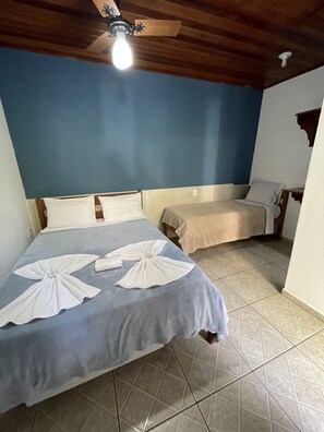 Quarto Triplo Básico | Wi-fi grátis, roupa de cama fornecida 