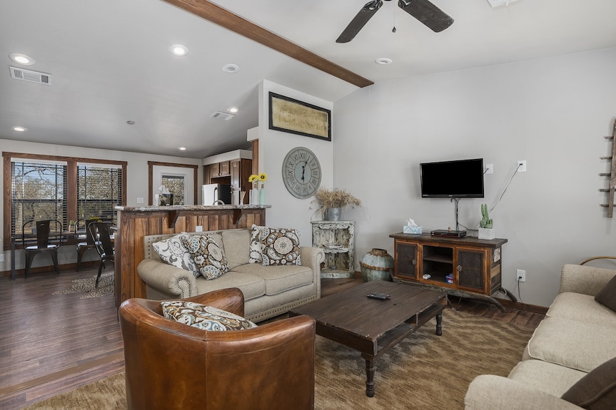 Private Modern Hill Country Cabin On 17 Acres Close To Downtown Fredericksburg. - Luckenbach, TX