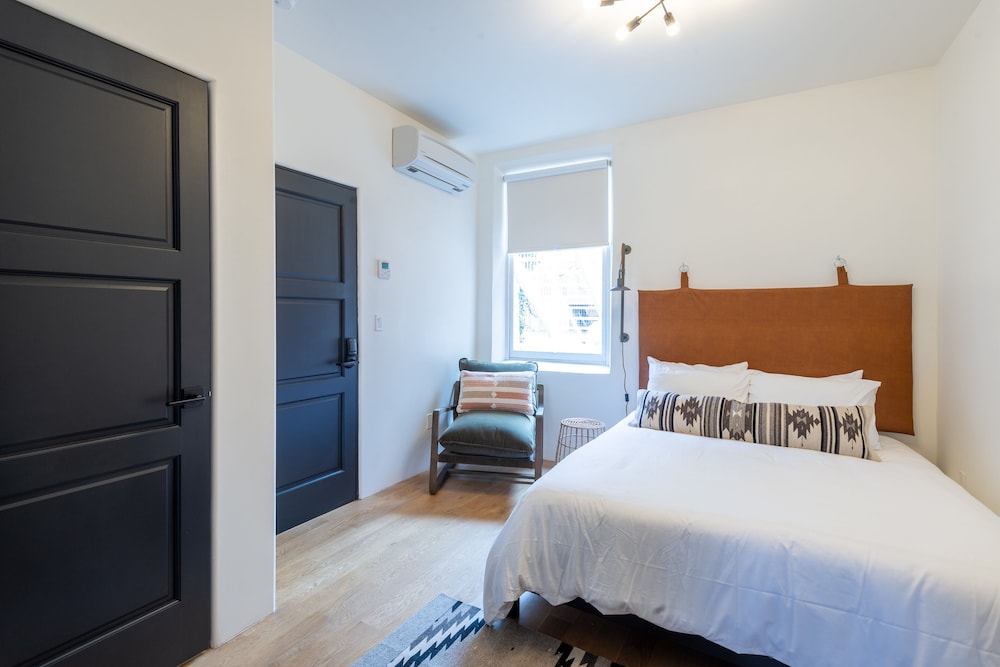 The "Mila" - Luxury Downtown Hotel Room, 5 Min Walk To The Plaza - Santa Fe, NM