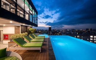 Piscina externa, funciona das 7h30 às 19h, espreguiçadeiras