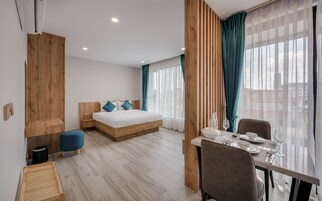 Studio Apartment with Balcony | Roupas de cama antialérgicas, frigobar, cofres nos quartos, escrivaninha
