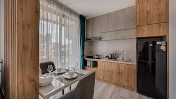 Studio Apartment with Balcony | Cozinha privada | Geladeira, micro-ondas, cooktop, chaleira elétrica