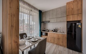 Studio Apartment with Balcony | Cozinha privada | Um frigorífico, um micro-ondas, uma placa de cozinha 