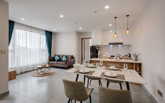 2-Bedroom Apartment with Balcony | Sala de estar | TV 42 polegadas com canais a cabo