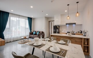 2-Bedroom Apartment with Balcony | Área de estar | TV 42 polegadas com canais a cabo