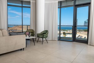 Suíte superluxo, vista para o mar | Área de estar | TV de tela plana 42 polegadas com canais digitais, TV, Netflix