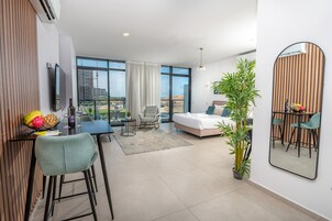 Apartamento luxo, sacada | 1 quarto, frigobar, individualmente decorados