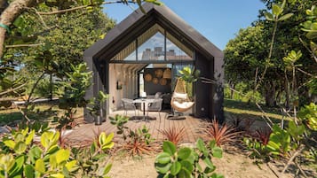 Bungalow Deluxe, 1 cama queen-size e sofá-cama, Vista para a cidade, junto ao jardim | Terraço/pátio interior