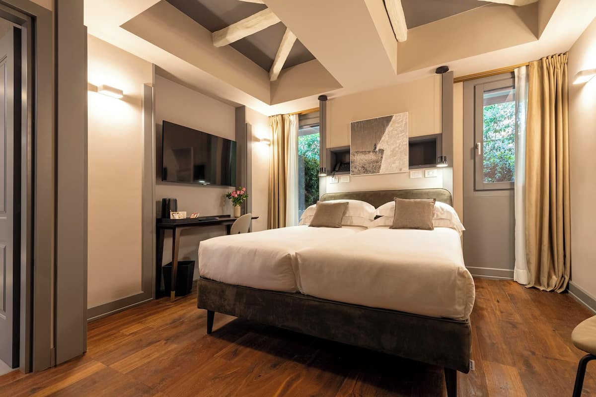 Quarto Clássico com Cama de Casal (Hollywood style) | Roupa de alta qualidade, edredões de penas, camas de colchão pillowtop