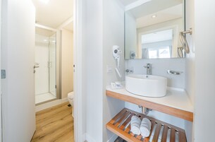 Apartamento Clássico, 2 quartos, cozinha | Casa de banho | Um polibã, um secador de cabelo, roupões, chinelos