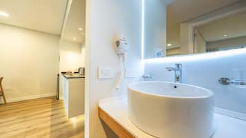 Apartamento Clássico, 1 quarto, cozinha | Casa de banho | Um polibã, um secador de cabelo, roupões, chinelos