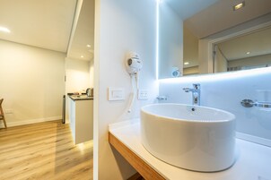Apartamento clássico, 1 quarto, cozinha | Banheiro | Chuveiro, secador de cabelo, roupões de banho, chinelos