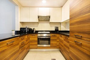 Apartamento | Cozinha privada | Um frigorífico, um micro-ondas, um forno, uma máquina de lavar louça