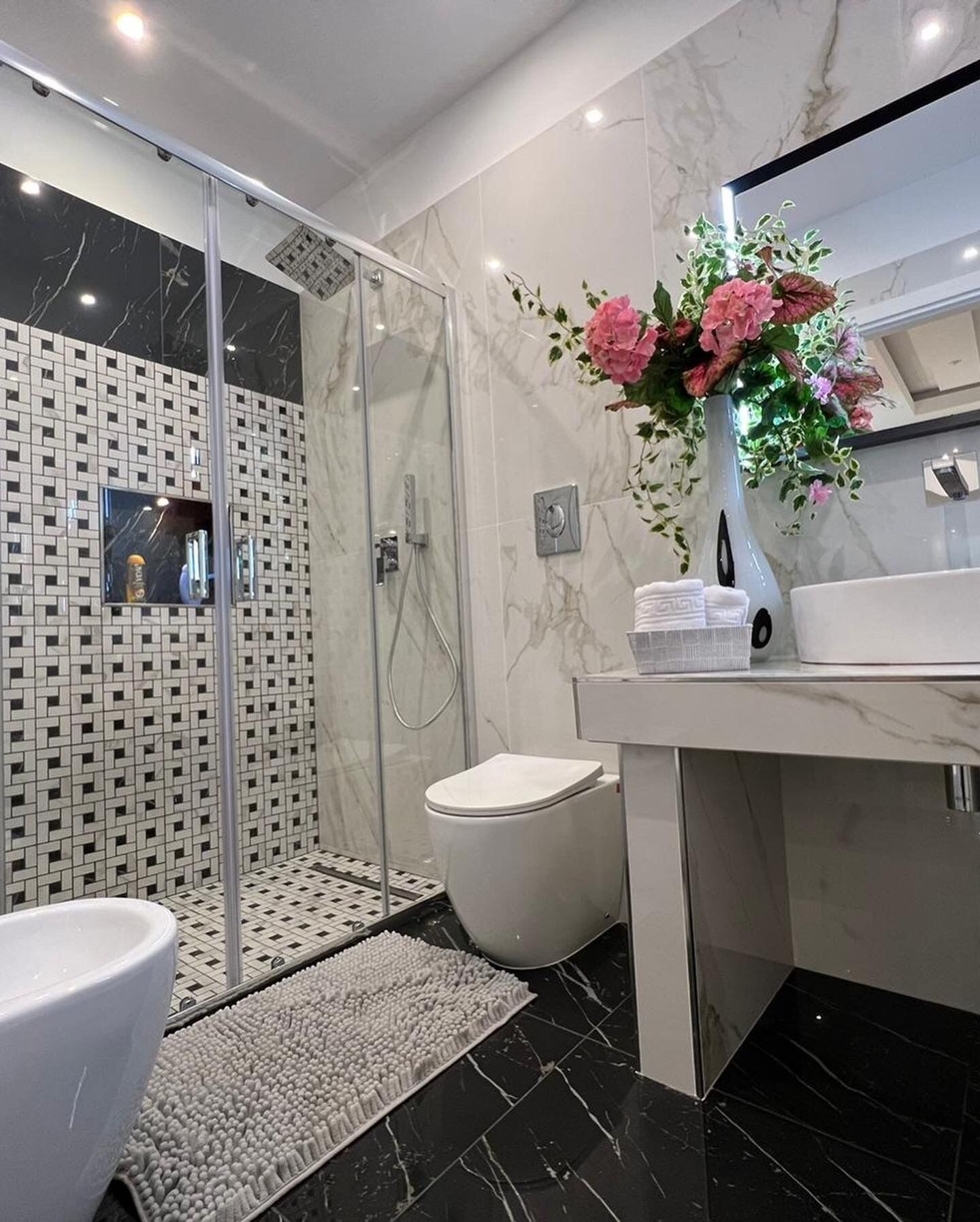 Apartamento Deluxe em Condomínio Fechado | Casa de banho | Um secador de cabelo, roupões, chinelos, um bidé 
