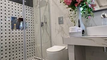 Apartamento Deluxe em Condomínio Fechado | Casa de banho | Um secador de cabelo, roupões, chinelos, um bidé