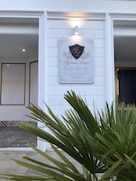 Placa para Gian Luis Luxury Suite Spa, com informações de contato e endereço URL do site.