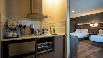 Quarto casal luxo | Cozinha compartilhada | Frigobar, micro-ondas, cooktop, cafeteira/chaleira