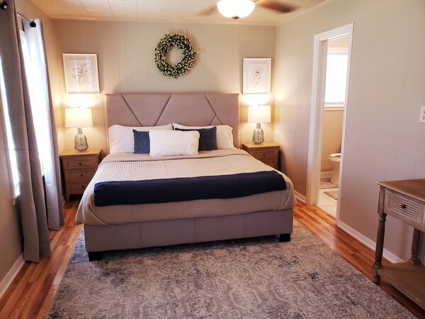 Renovated Family Retreat In Baytown, Tx!  Sleeps 10 Comfortably! - Baytown, TX