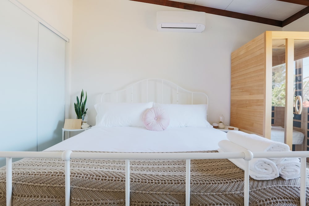 Amazing Mountain And Valley Views - 3 King Beds, Tesla Charger, Sauna - Calabasas, CA