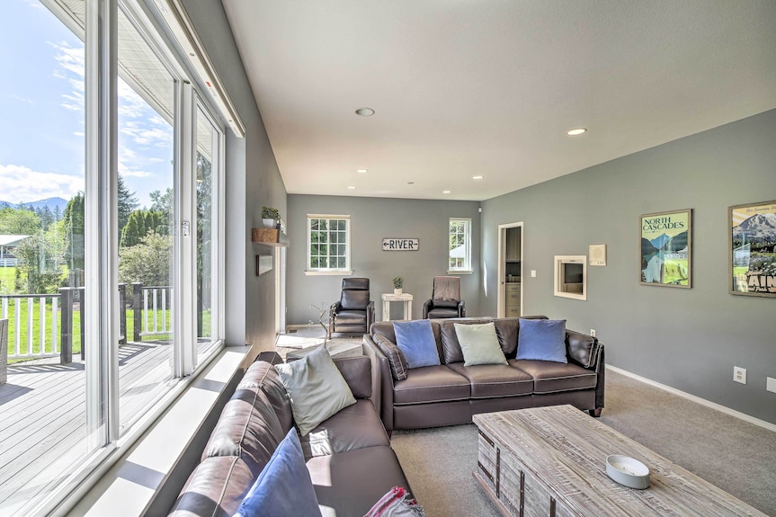 Riverside North Bend Oasis: Stunning Mountain View - RattleSnake Lake, North Bend