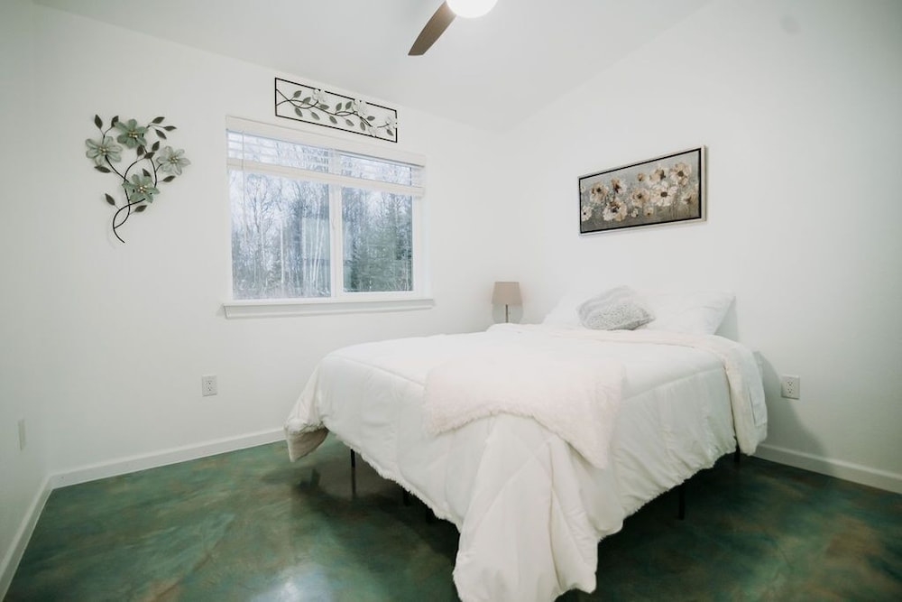 Private, Modern Escape Right In Town. Glacier Chalet Guest House. - Alaska