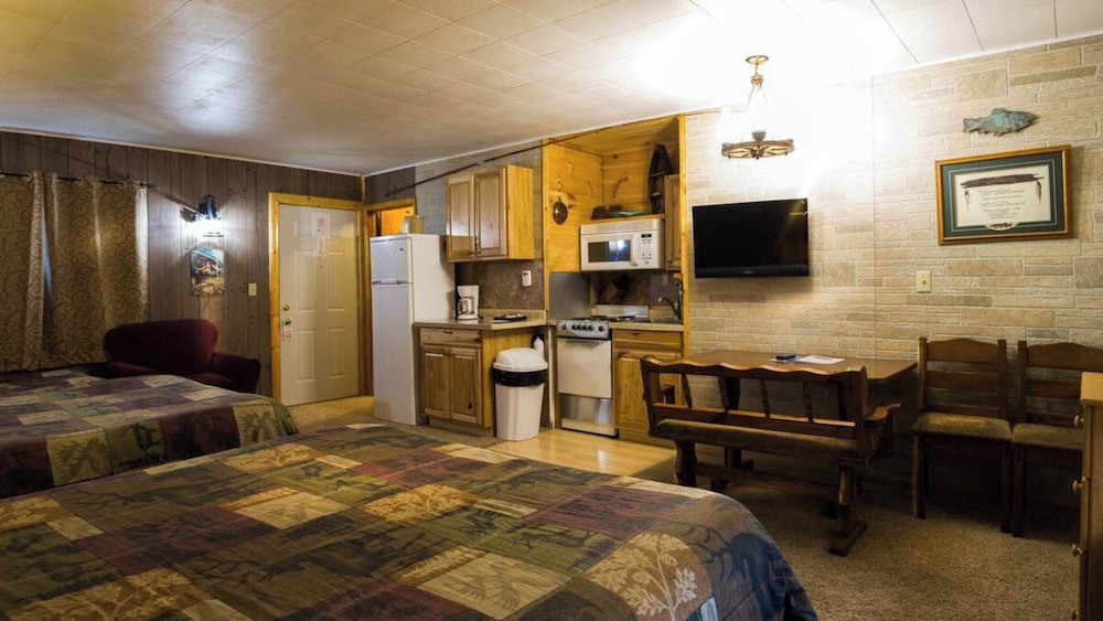 Enjoy Beautiful Lake View Sunsets From The Balcony In Room 16 - Angler's Retreat - Curriers Lakeview - Rice Lake, WI